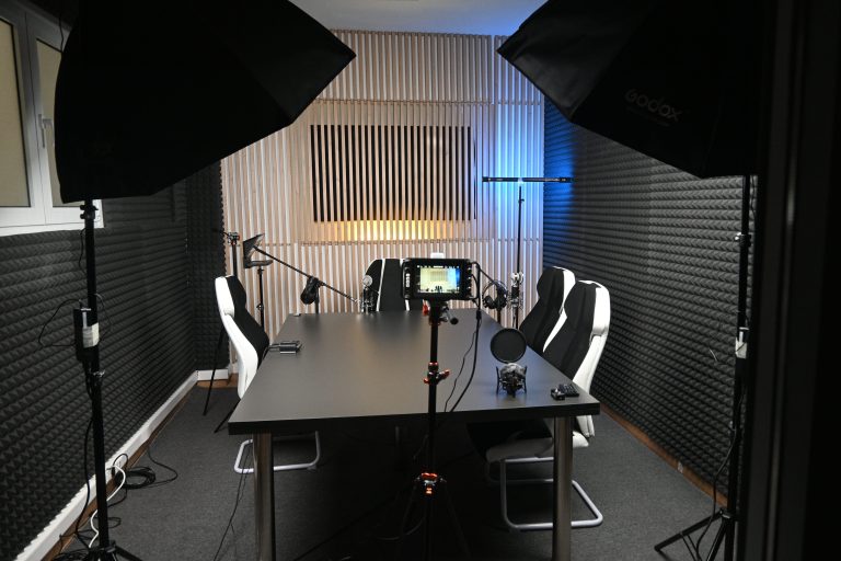 Podcast Studio στην Αθήνα | Up & Wave Digital Agency